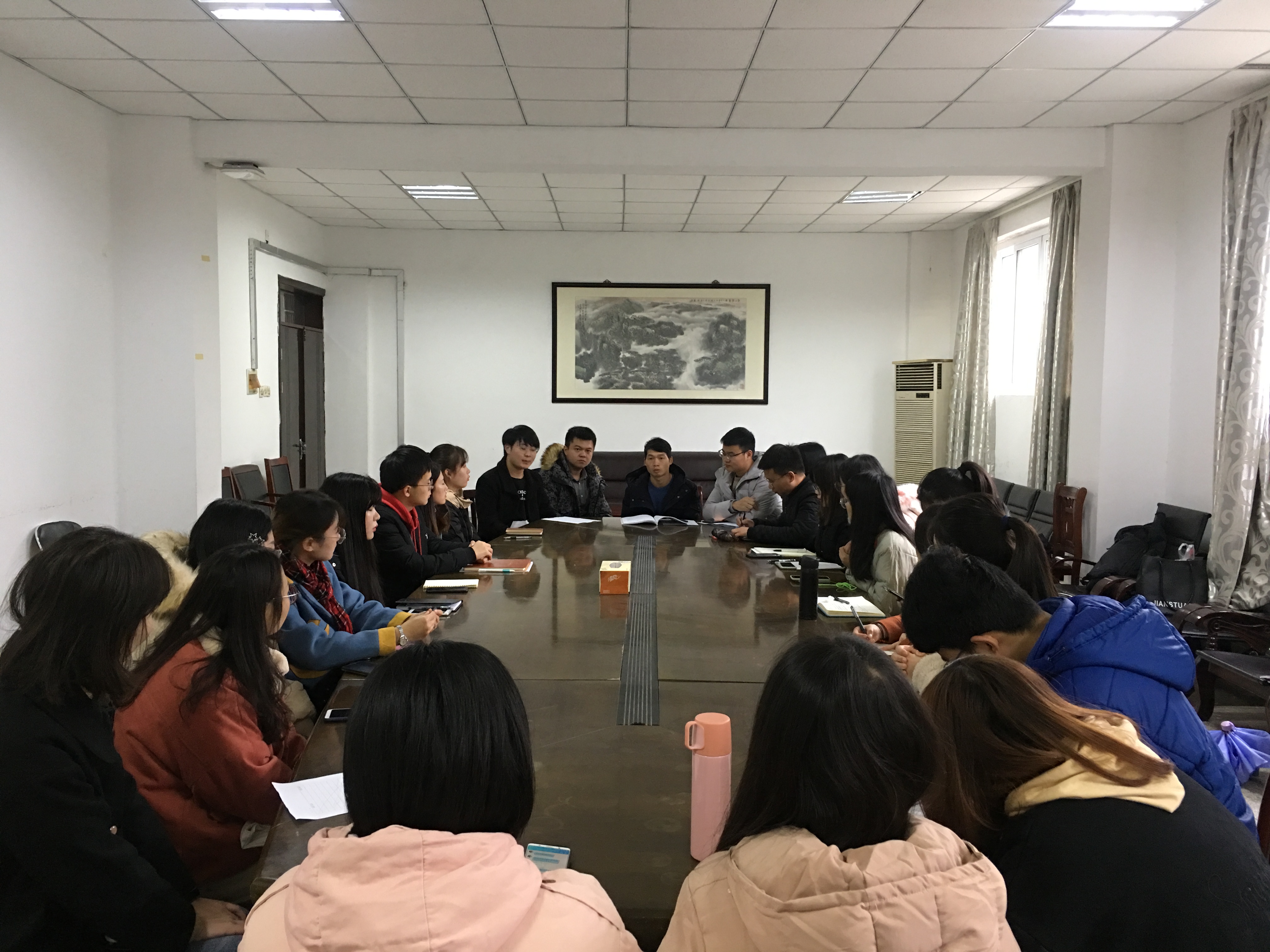文教学院学生第一党支部召开预备党员转正会及志愿美化校园活动